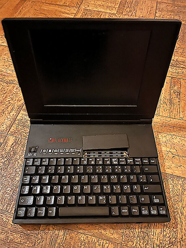 Technik von damals - ein Laptop von Escom | Uniadmin